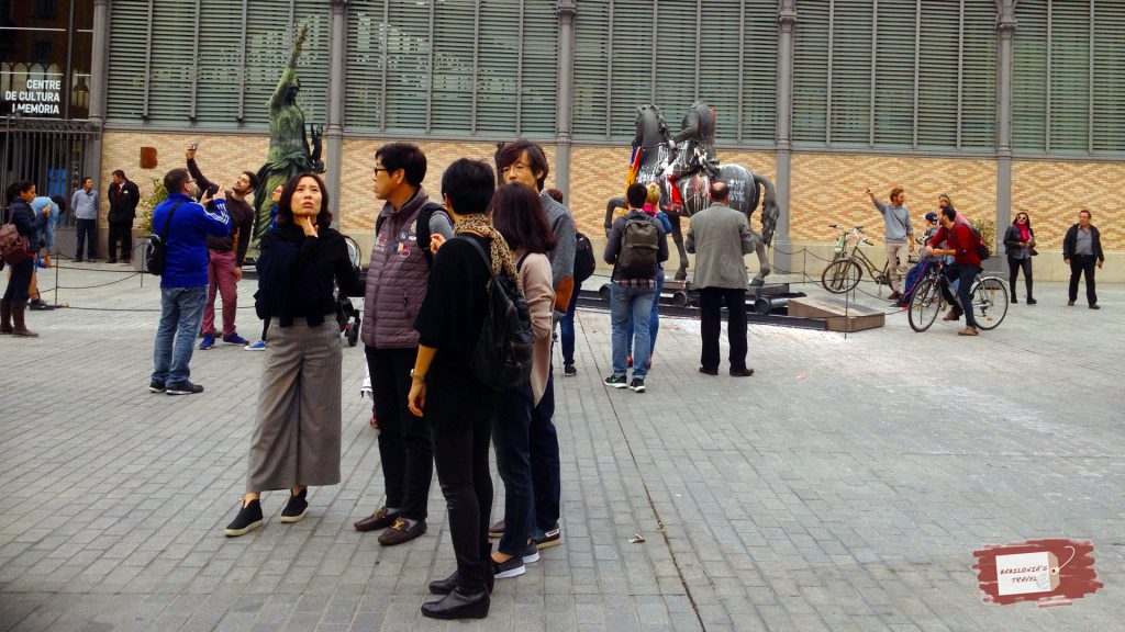La performance de una estatua de Franco gana la batalla a una exposición